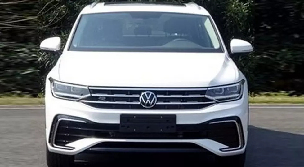 ພໍ່ຄ້າ Volkswagen Tiguan ເບິ່ງຄືວ່າບໍ່ມີ camouflage. ເປັນພື້ນຖານໄດ້ເອົາສະບັບທີ່ຍືດຫຍຸ່ນ 20826_2