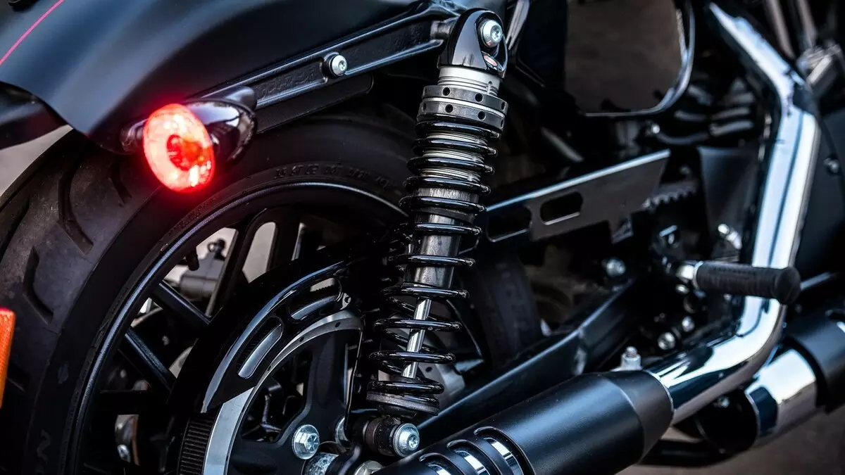 Bad: mtihani wa gari Harley-Davidson Roadster. 20868_16