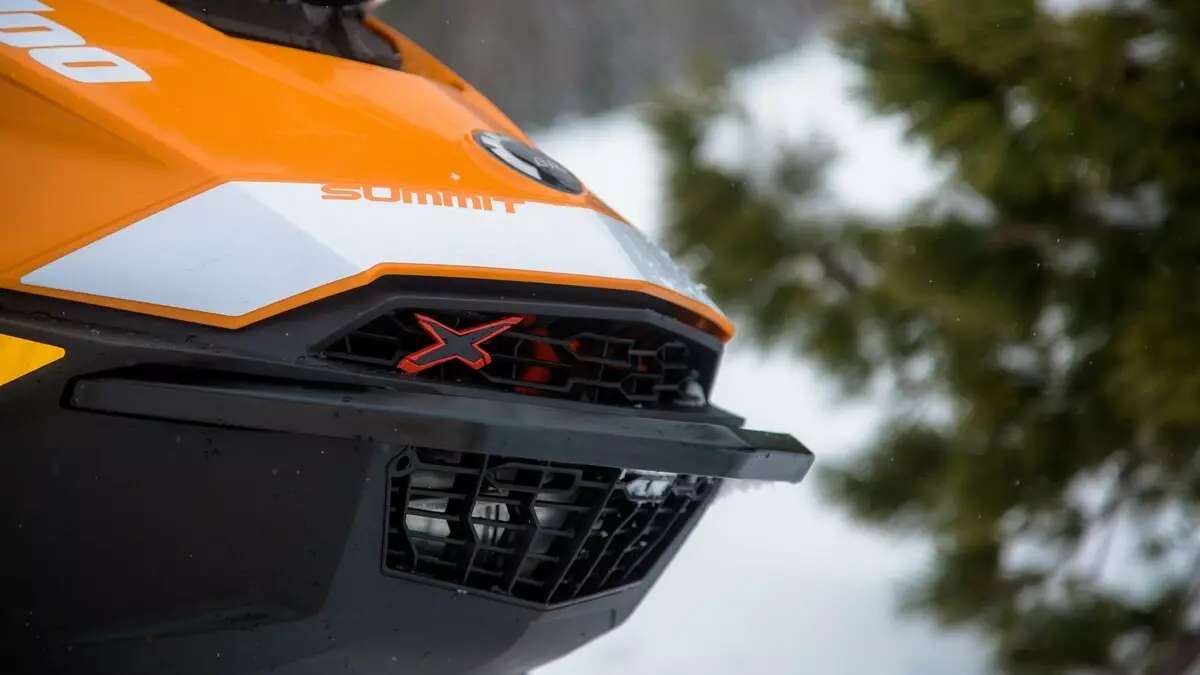 ຂັບ Ski-Doo Summit X 850 E-tec Snowmobile ທົດສອບຂັບ 20872_11