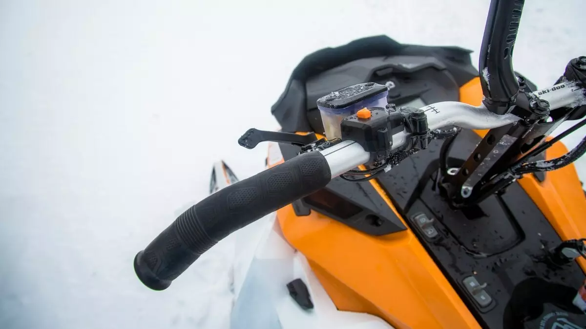ຂັບ Ski-Doo Summit X 850 E-tec Snowmobile ທົດສອບຂັບ 20872_2