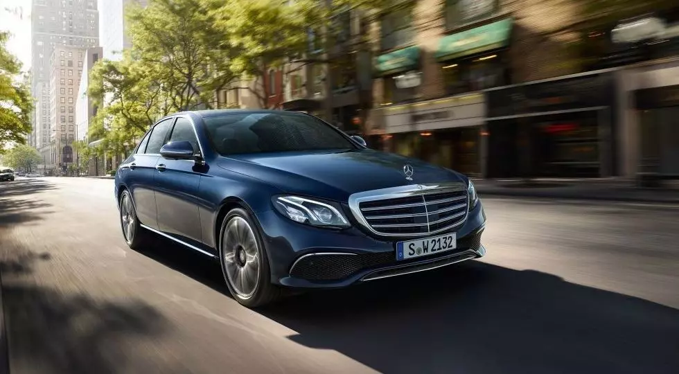 I-Mercedes e-Class yagcwala nge-OPTICS entsha: nge-C-Class ye- 