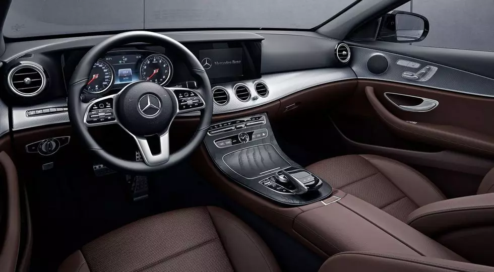 Mercedes E-Class Flashed dengan Optik Baru: Dengan C-Class 