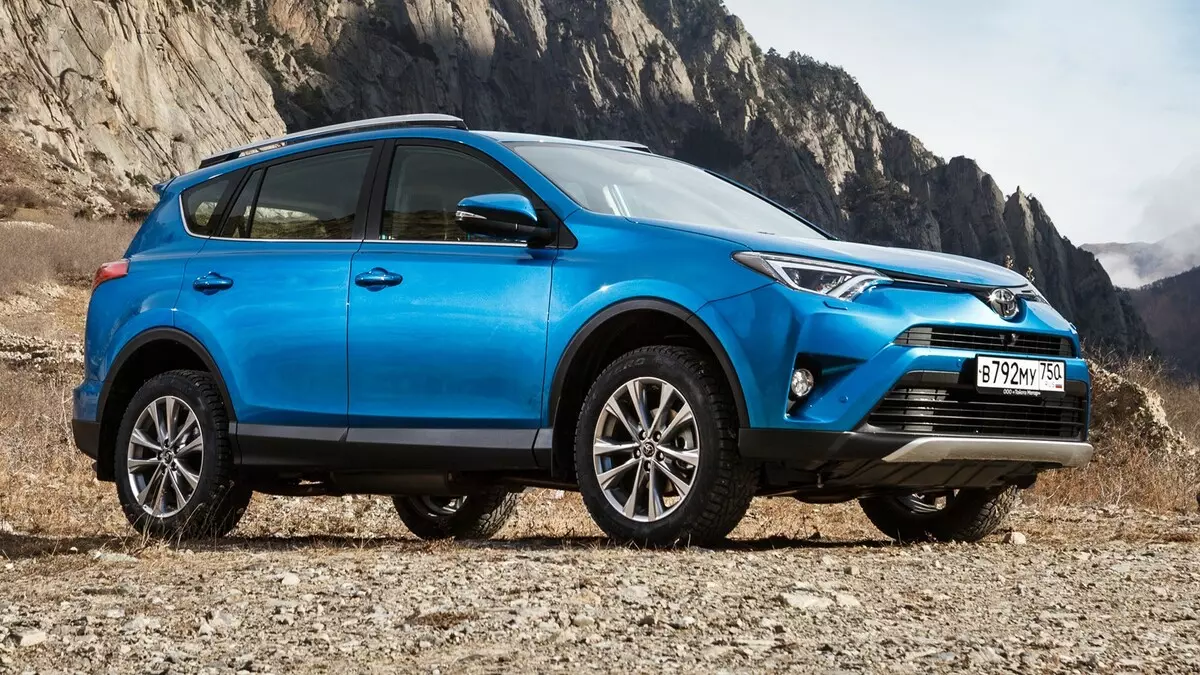 புகைப்படத்தில்: டொயோட்டா Rav4.