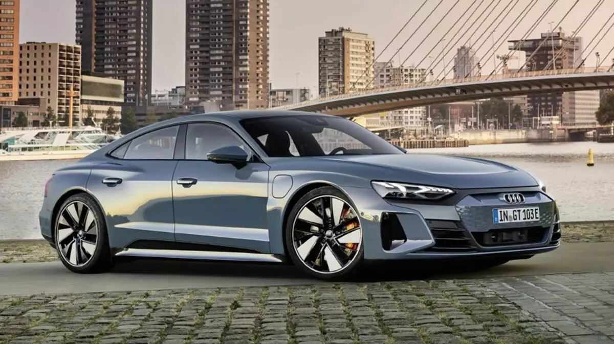 Audi သည် E-Tron GT နှင့် RS ဗားရှင်းကိုပြသသည်။ အစွမ်းထက်သည်။ သို့သော် Porsche Taycan ထက်စျေးသက်သာသည် 20934_2