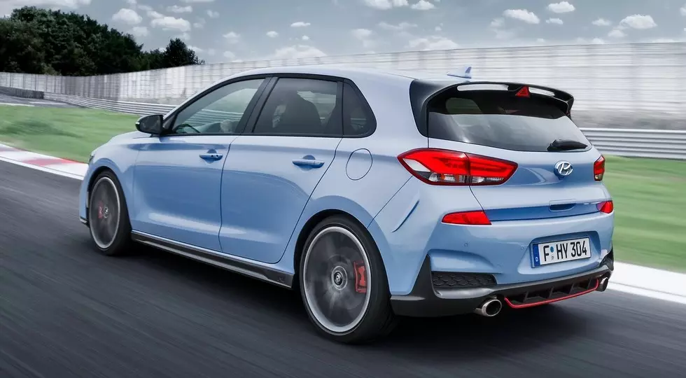 PSEUDO-Na o ia Hyundai I30 n laina: pe a le lava mo le vevela o le hatch 20951_11