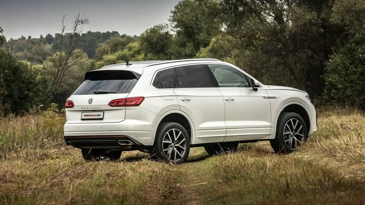 Volkswagen Touareg White Rear (2)