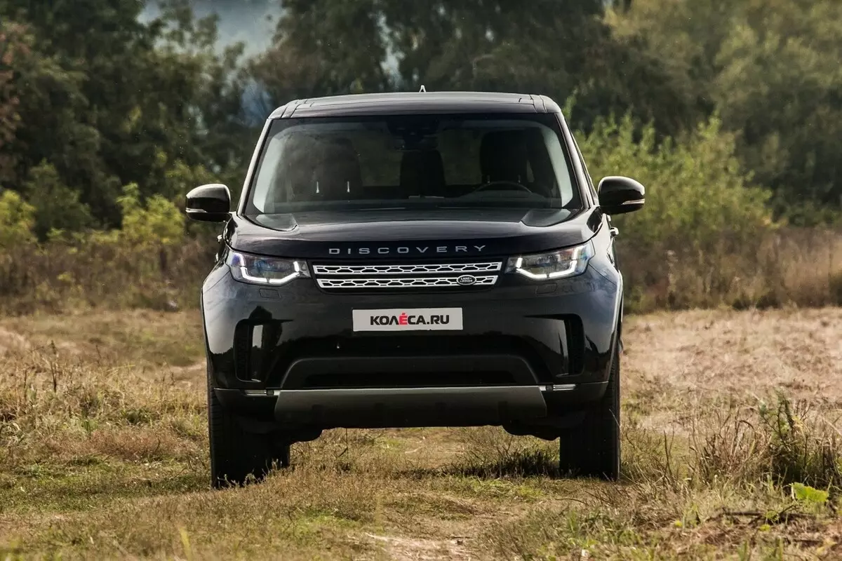 Land Rover Discovery svartur framan