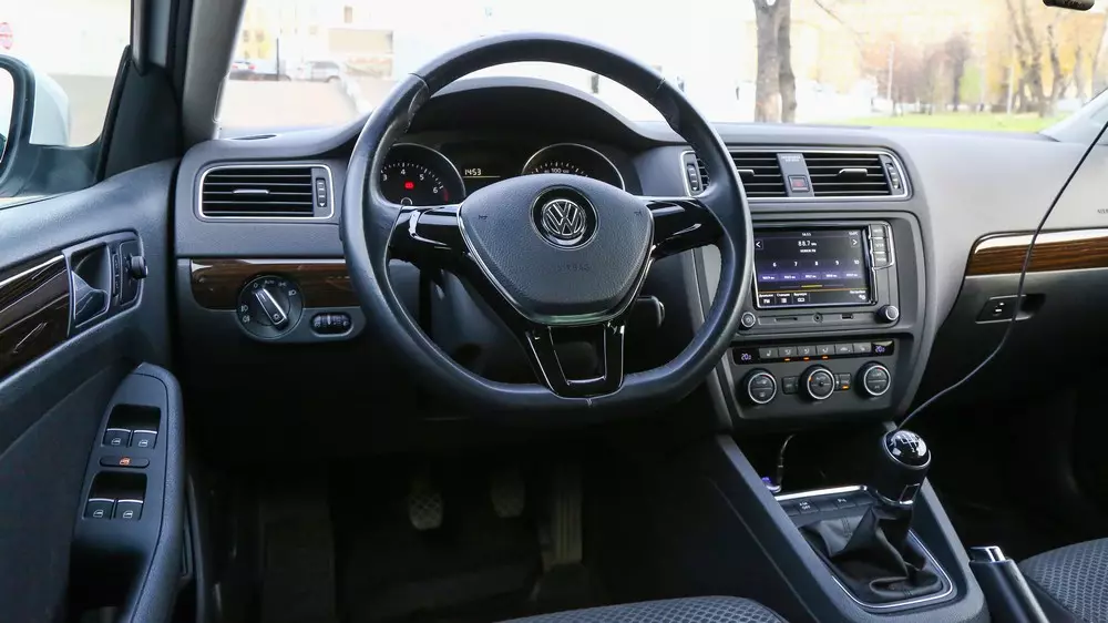 Volkswagen Jetta VI s najazdeným kilometrom: telo, salón, elektrikár, brzdy, pozastavenie 21036_18