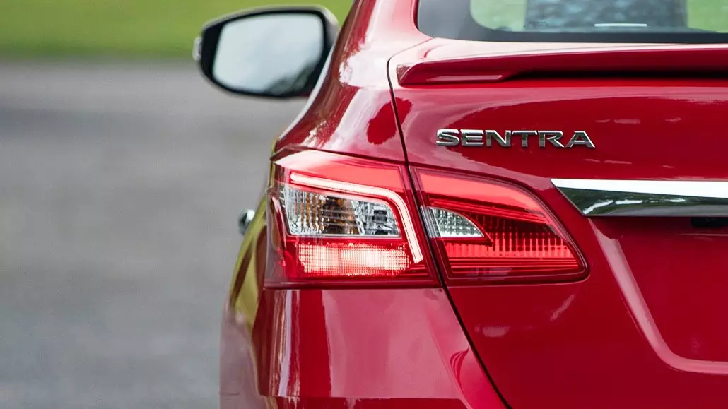 大点评Nissan Sentra由于非工作停止信号：开关脏 21089_2