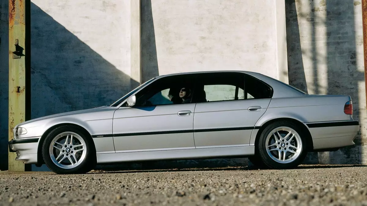 Στη φωτογραφία: BMW 740D (E38) '1999-2001