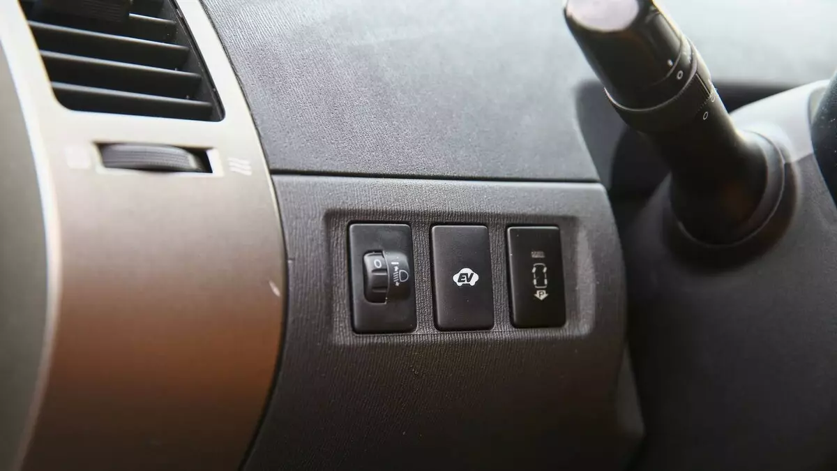 Toyota Prius XW20 з прабегам: найскладаная электрыка і палёгку кузава, якое вядзе да карозіі 21171_33