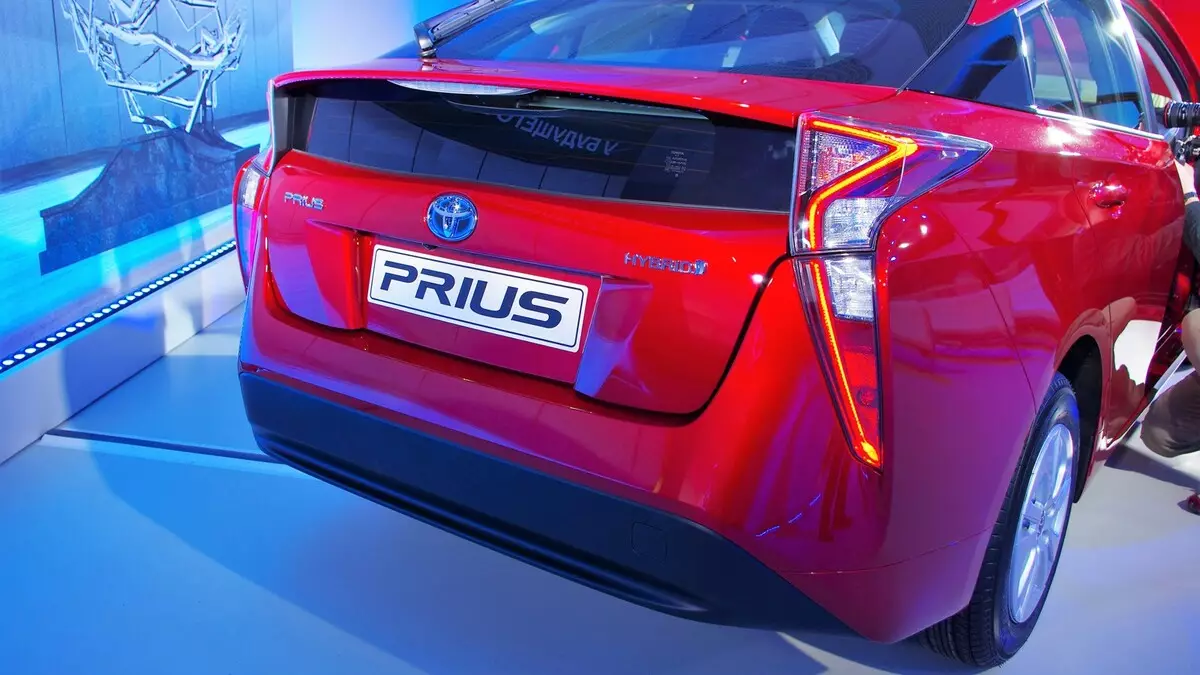 Жаңы Toyota Prius: Россияда сатуу үчүн негизги нерсе 21182_5