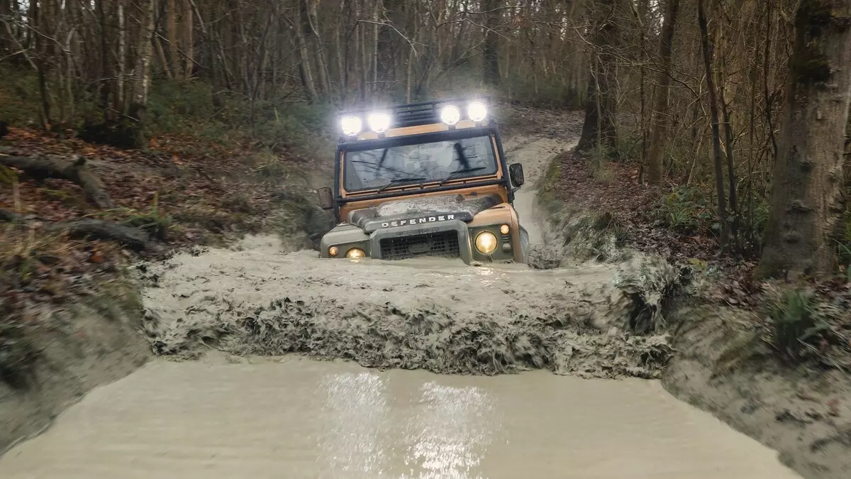 Nije riječ o kamili: Classic Defender ponovno se vratio, ovaj put u verziji trofeja 21203_11