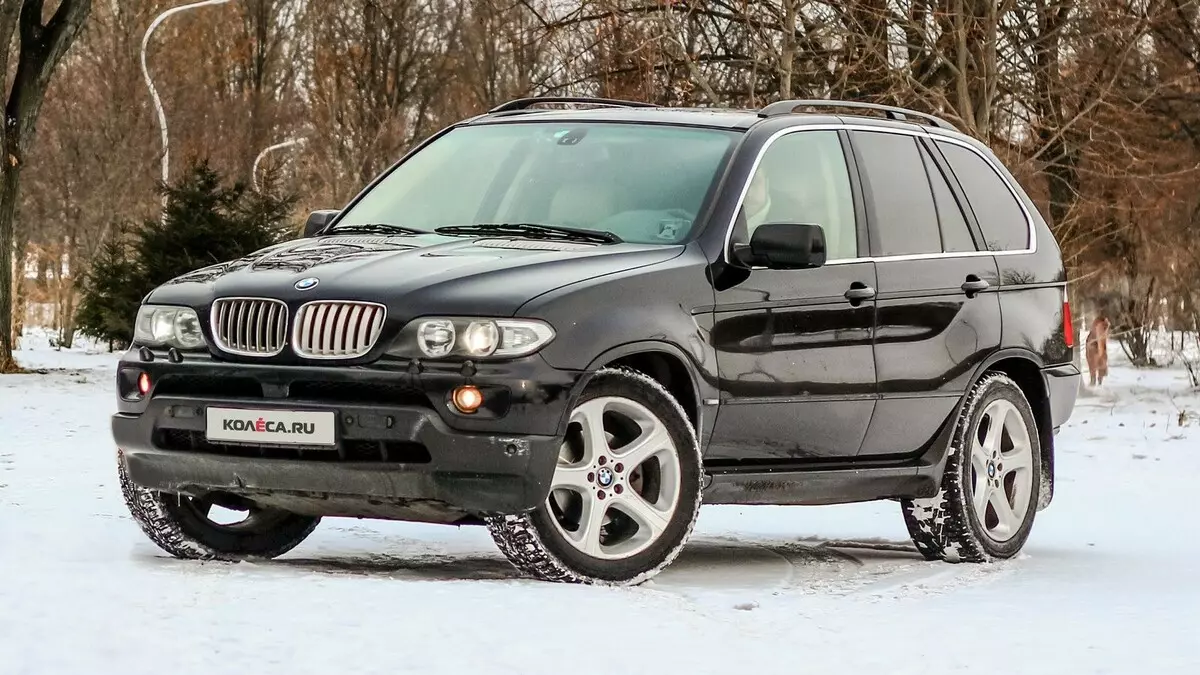 BMW X5 E53 Crni pogled na tri četvrtine