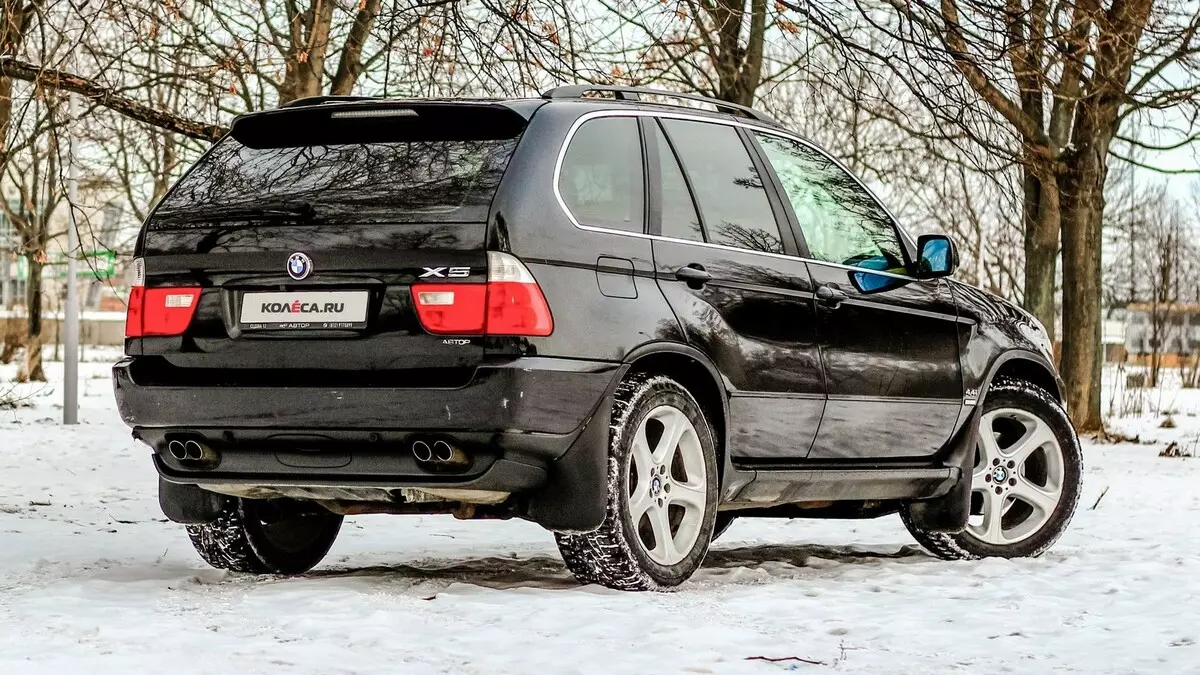 BMW X5 E53 Crni stražnji pogled