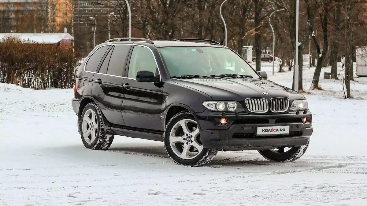 BMW X5 E53 Crni pogled na tri četvrtine