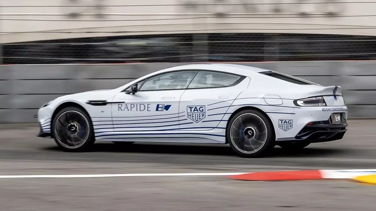 Aston Martin Rapide e akadzimwa nekuti mari chete yakakwana yeiyo dbx crossover 21264_6