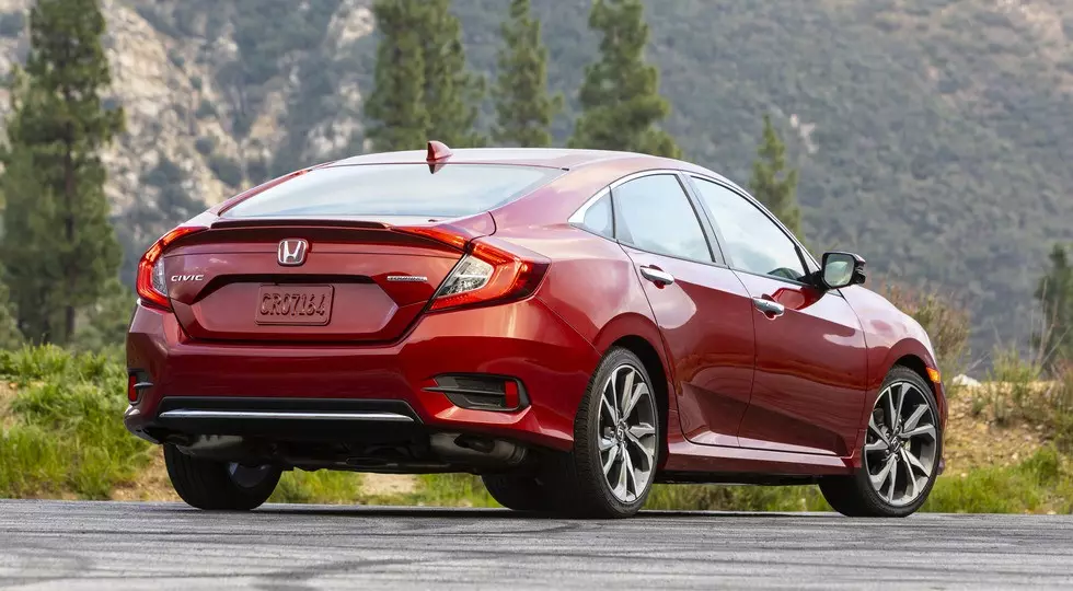 Honda Civic Nová generace svítí na videu. Před premiérou je několik dní vlevo 21281_11