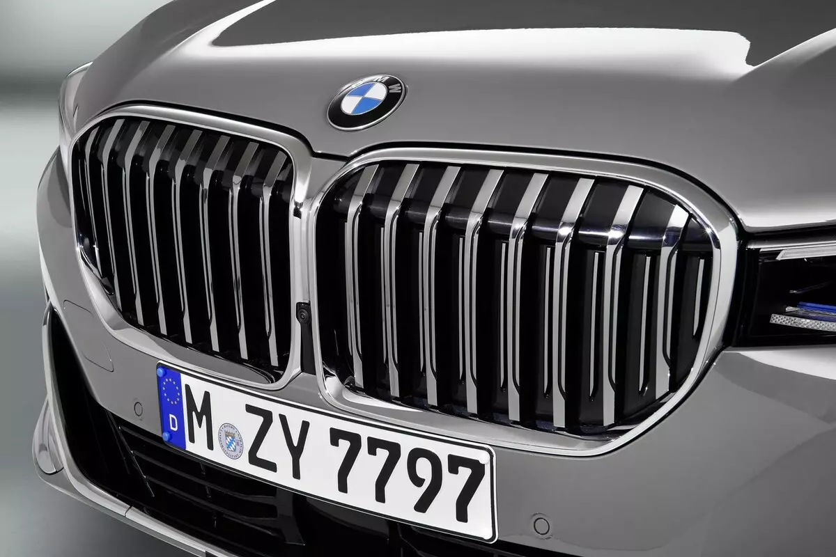 BMW 7 ਲੜੀ: ਹੈਰਾਨੀ ਦੇ ਬਗੈਰ ਅਪਡੇਟ ਅਤੇ 5.48 ਮਿਲੀਅਨ ਰੂਬਲ ਦੀ ਕੀਮਤ 21327_15