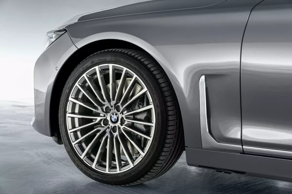 BMW 7 Սերիան. Թարմացրեք առանց անակնկալների եւ գնի 5,48 միլիոն ռուբլի 21327_18