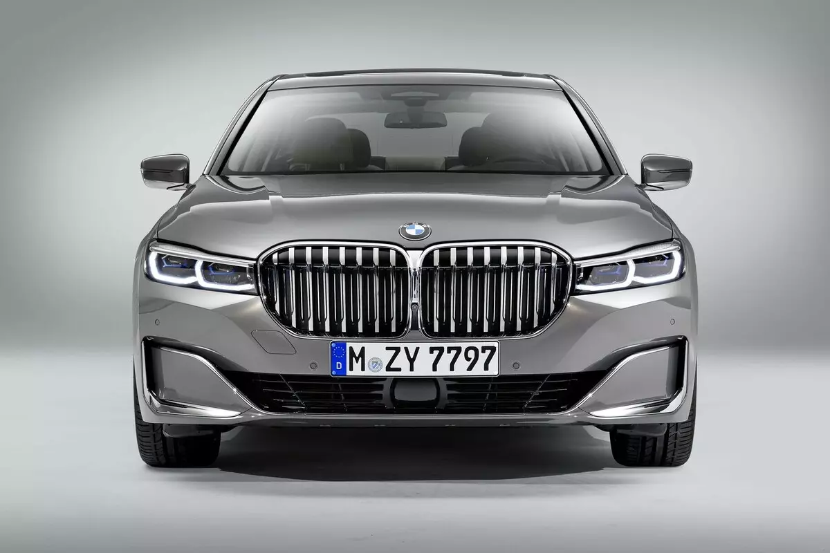 BMW serie 7: aggiornamento senza sorprese e il prezzo di 5,48 milioni di rubli 21327_5