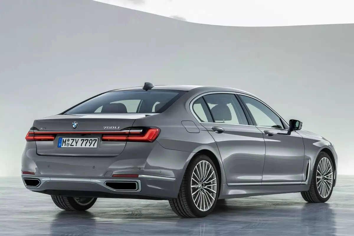 BMW 7 Serioj: isdatigo sen surprizoj kaj la prezo de 5,48 milionoj da rubloj 21327_8