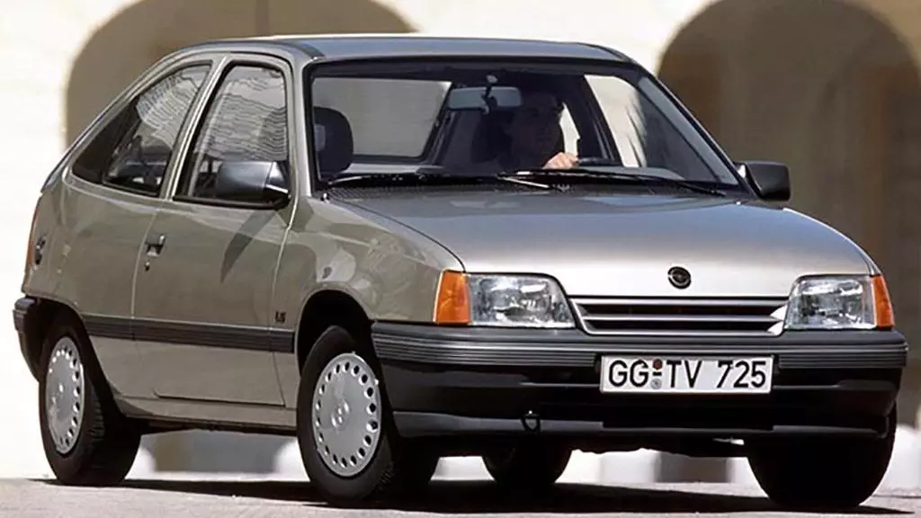 Brat na sestri: upoređivanje Opel Kadett E i Daewoo Nexia 21352_8