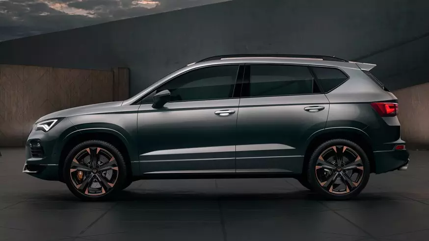 Imudojuiwọn lẹhin ijoko: Cupra Ateca Crororover gba kẹkẹ idari ti o yatọ ati ni agbara diẹ sii 21382_3