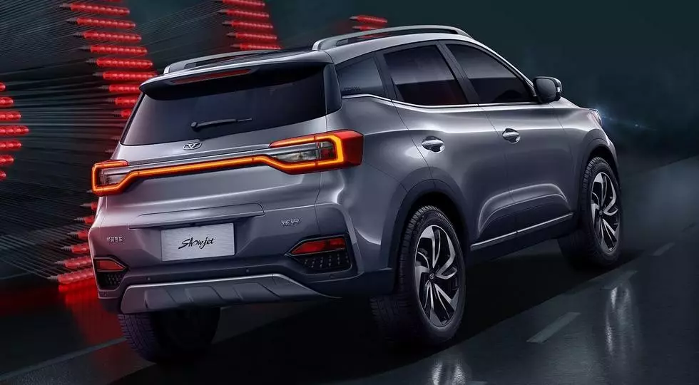 Chery Tiggo 4 Cross Showjet'ten yapılmış: Satışa sadece yarım yıl ve zaten restyling hazırlamak 21413_3