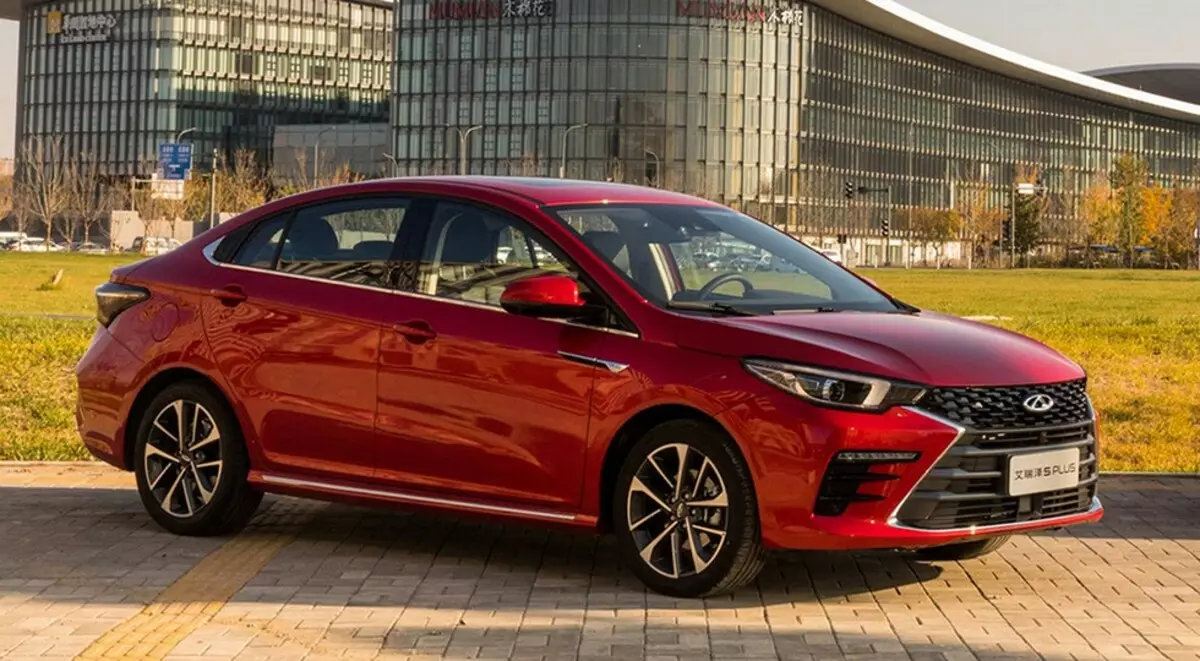 Sedan Chery Arrizo 5 Plus: Zwei Optionen für Designauftritt, reicher Verwandte 21414_2