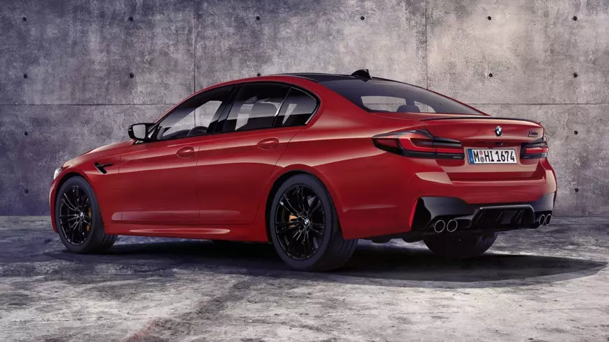 BMW updated M5: new digital 