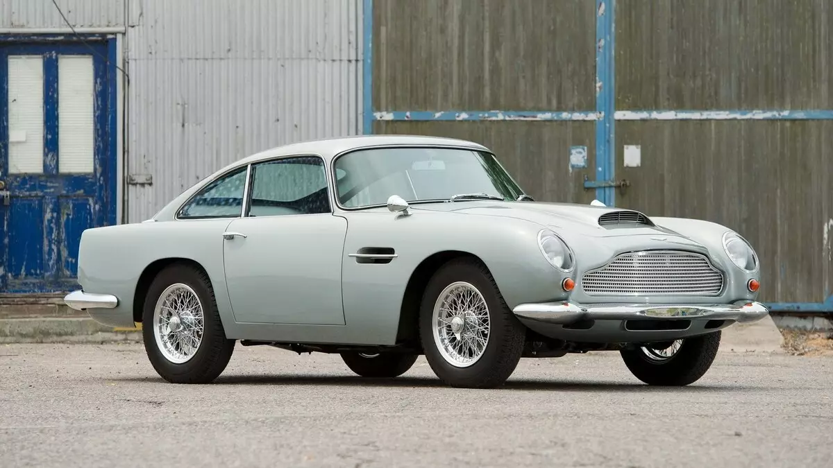 In the photo: Aston Martin DB4 G.T. Continuation