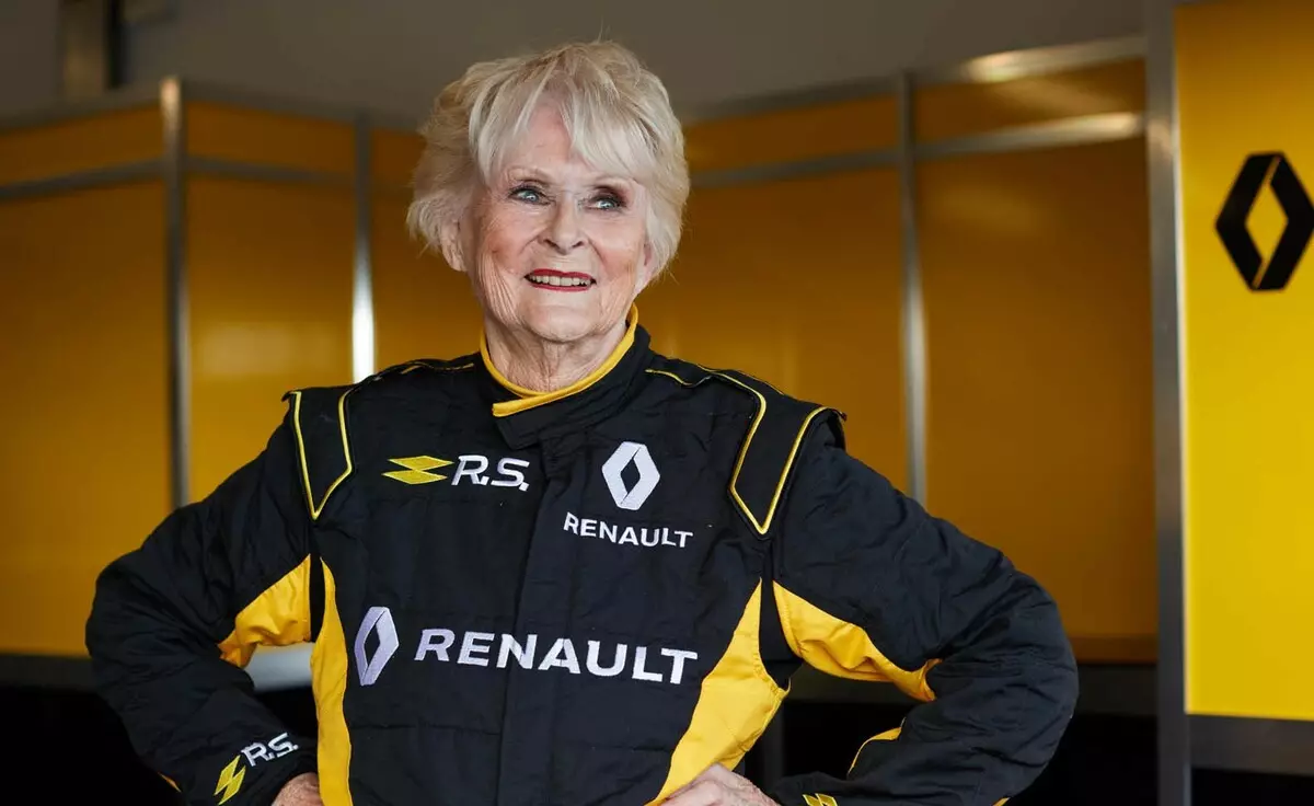 Renault stādīts formulas 1 automašīnai - 1,79 gadus vecā sieviete 21601_1