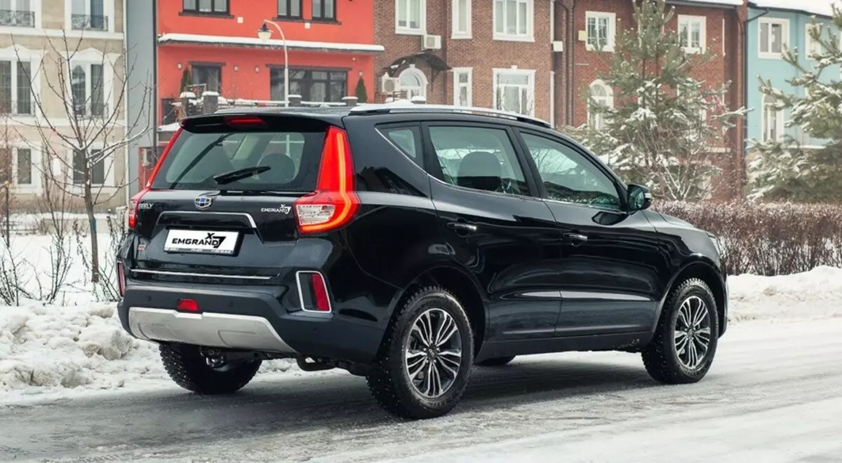 Geely Emgrand X7 a survécu à un autre Restyling: maintenant un salon complètement nouveau 21644_9