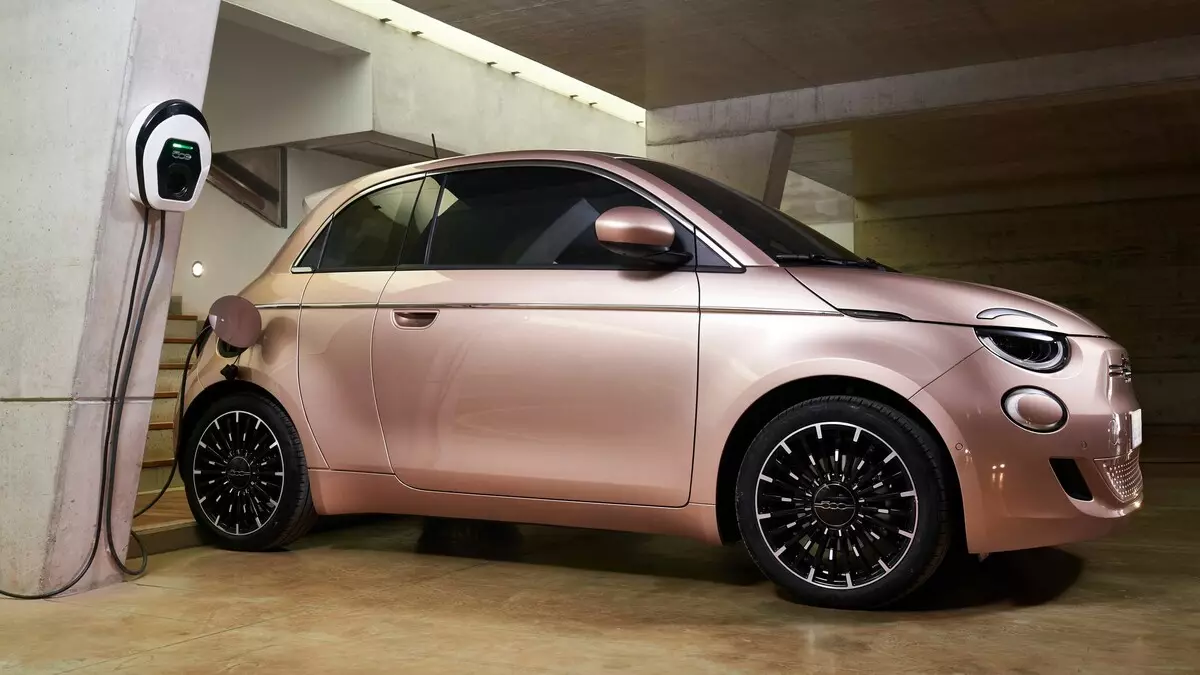 Fiat 500E 3 + 1: Plia pordo kaj versio por la malriĉuloj 21663_11