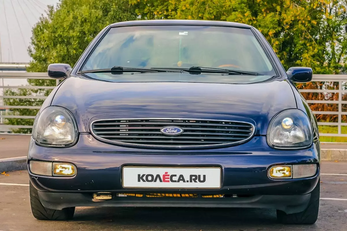 Ford Scorpio önünde