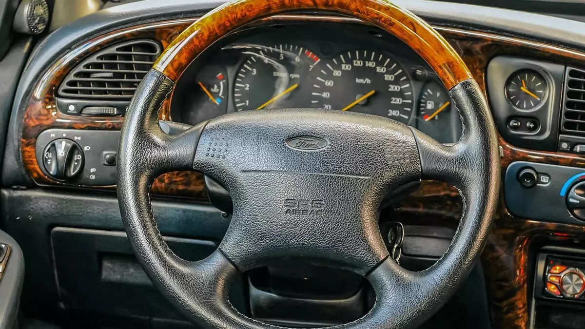 Op it gesicht fan ferskriklik, goed binnen: ûnderfining fan eigendom fan Ford Scorpio II 21682_10