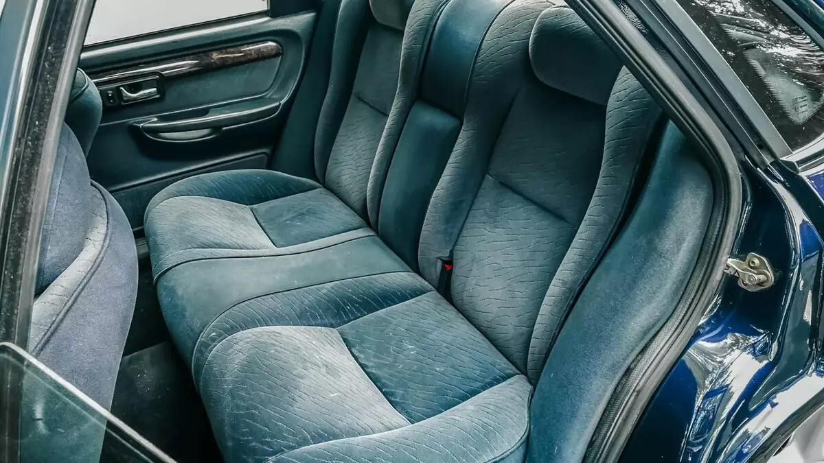 Ford Scorpio atzeko sofa