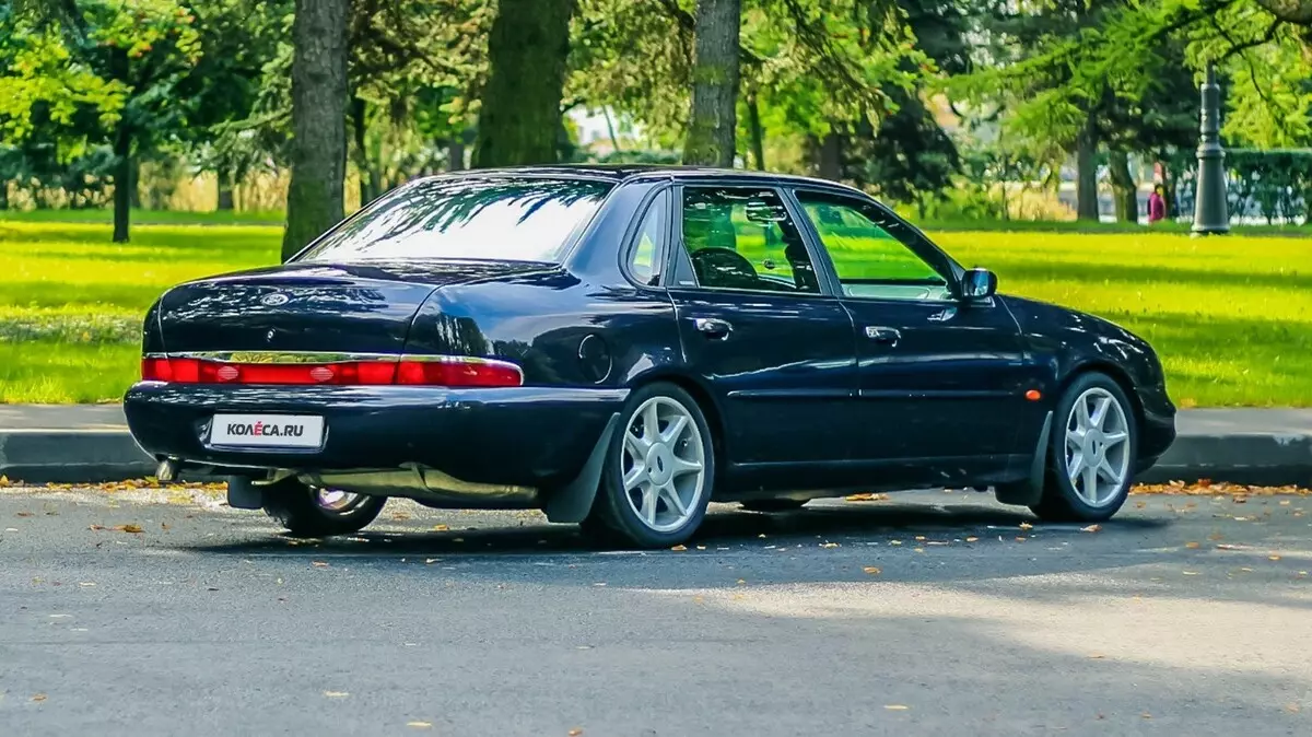 Ford Scorpio z tyłu