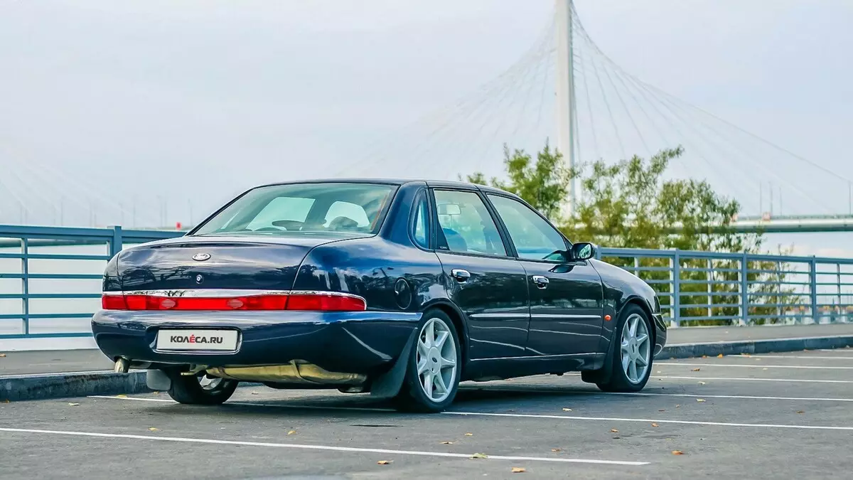 Ford Scorpio z tyłu