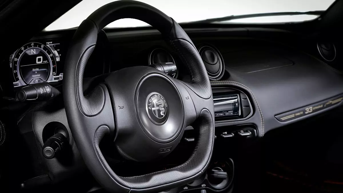 Alfa Romeo hovorí GoodBye pre športové autá: Prezentovaná konečná verzia 4c pavúk 21716_5