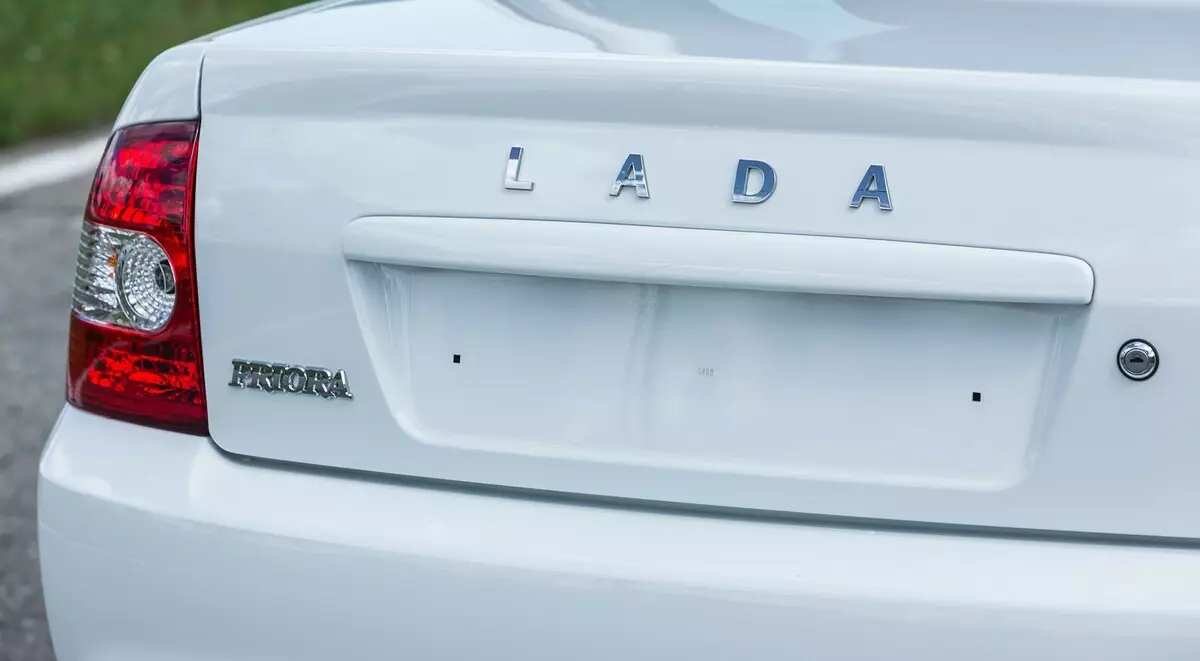 Lada Prained Black နှင့် White Edition သည်ကုန်သည်များထံရောက်ရှိလာသည် 21766_4