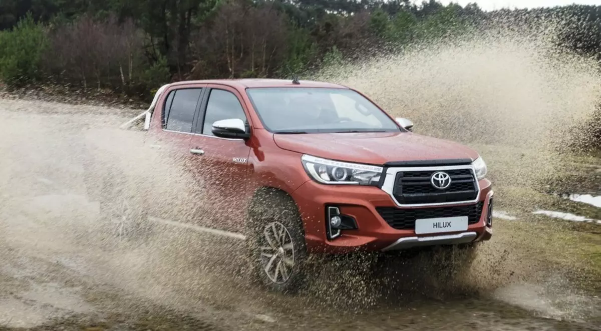 Updated toyota hilux kwa Ulaya: wakati chini ya kivuli cha maalum 21776_10