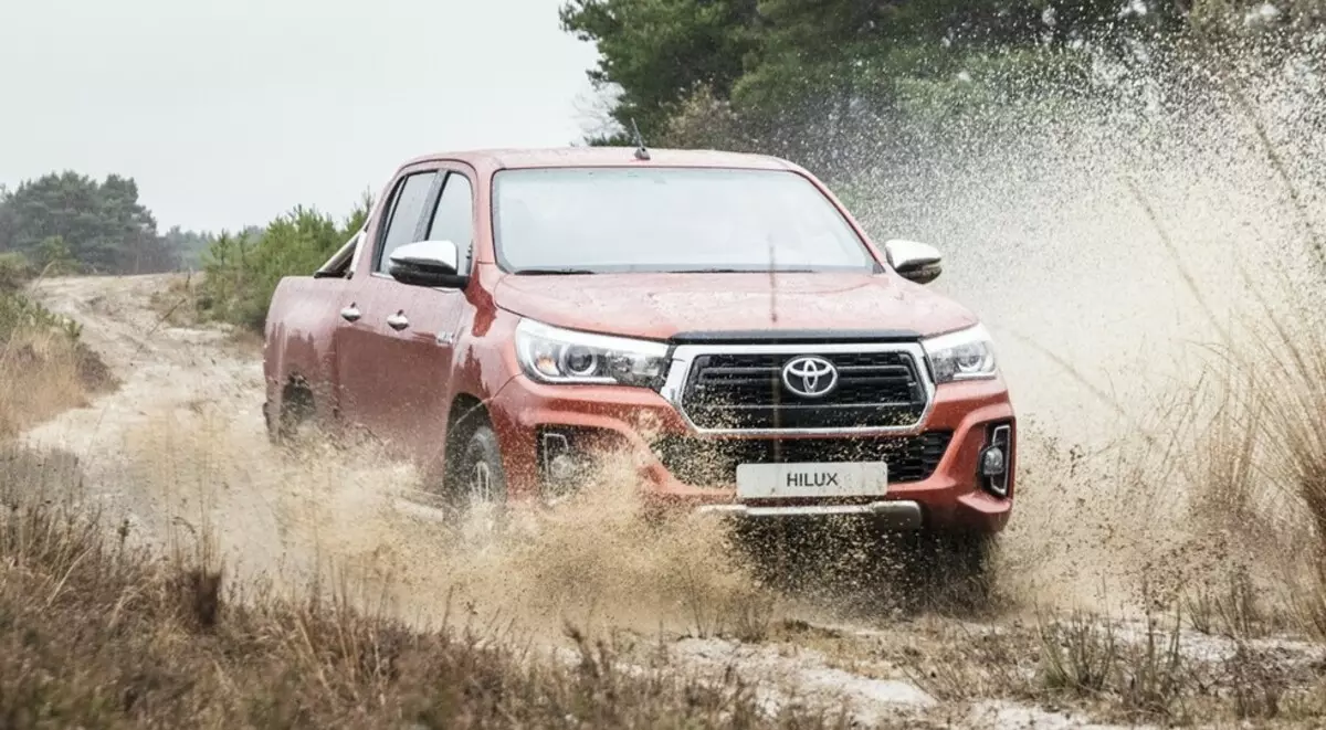 Updated toyota hilux kwa Ulaya: wakati chini ya kivuli cha maalum 21776_11