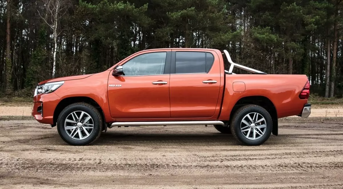 S'ha actualitzat a Toyota Hilux per a Europa: mentre que sota el pretext d'especial 21776_2