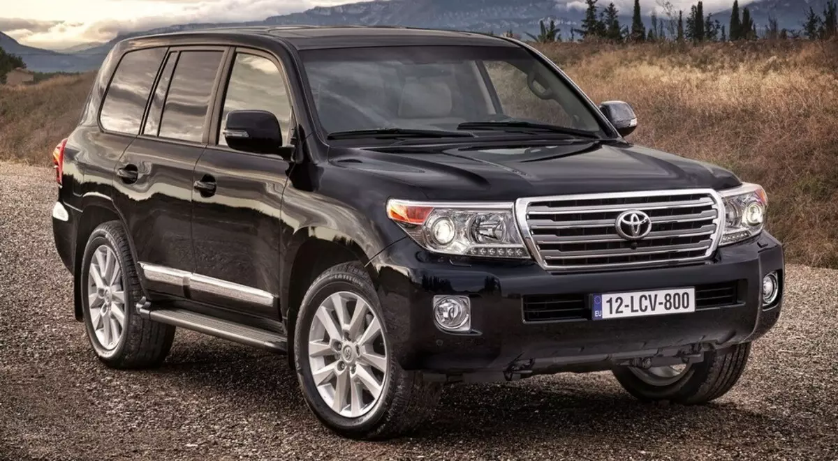 In the photo: Toyota Land Cruiser 200'2015