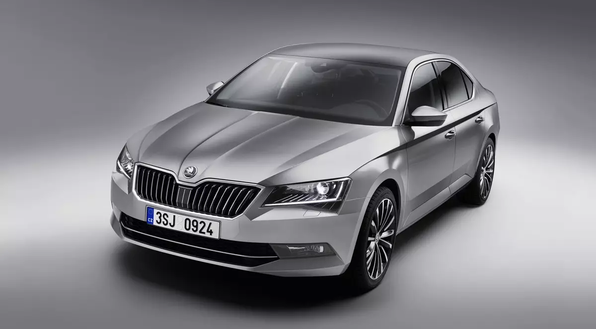 Η νέα γενιά Skoda Superb πήρε ένα 