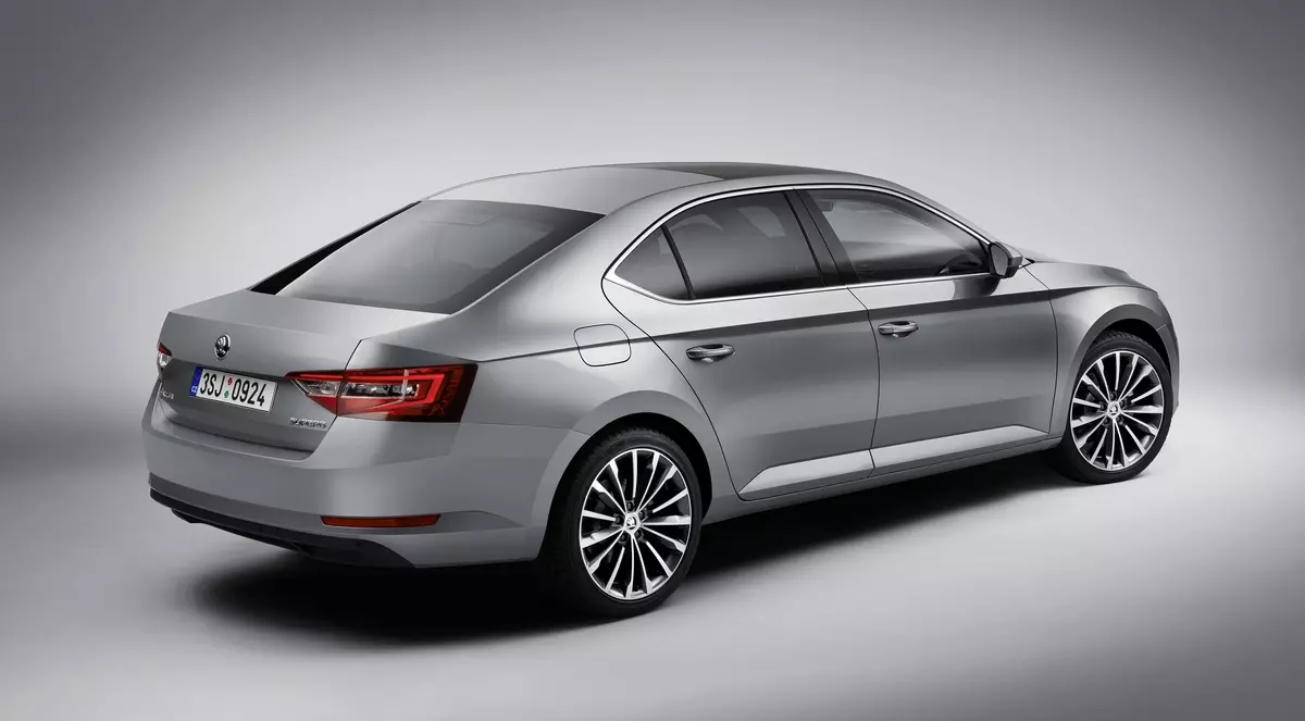 Η νέα γενιά Skoda Superb πήρε ένα 