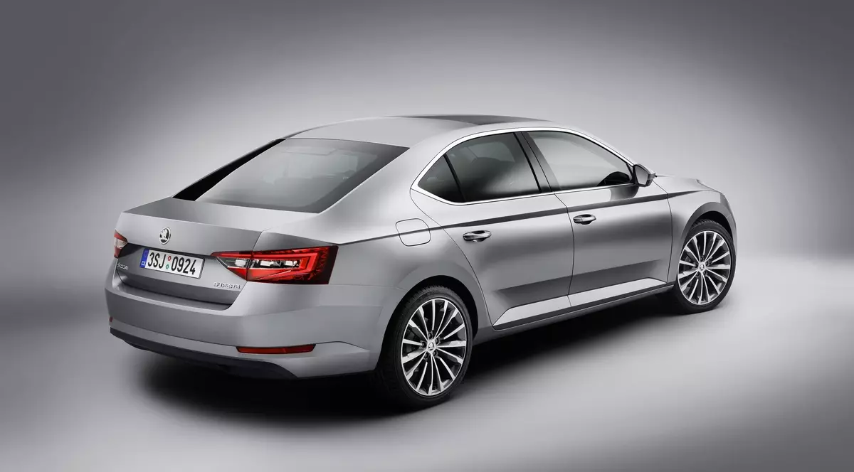 Η νέα γενιά Skoda Superb πήρε ένα 