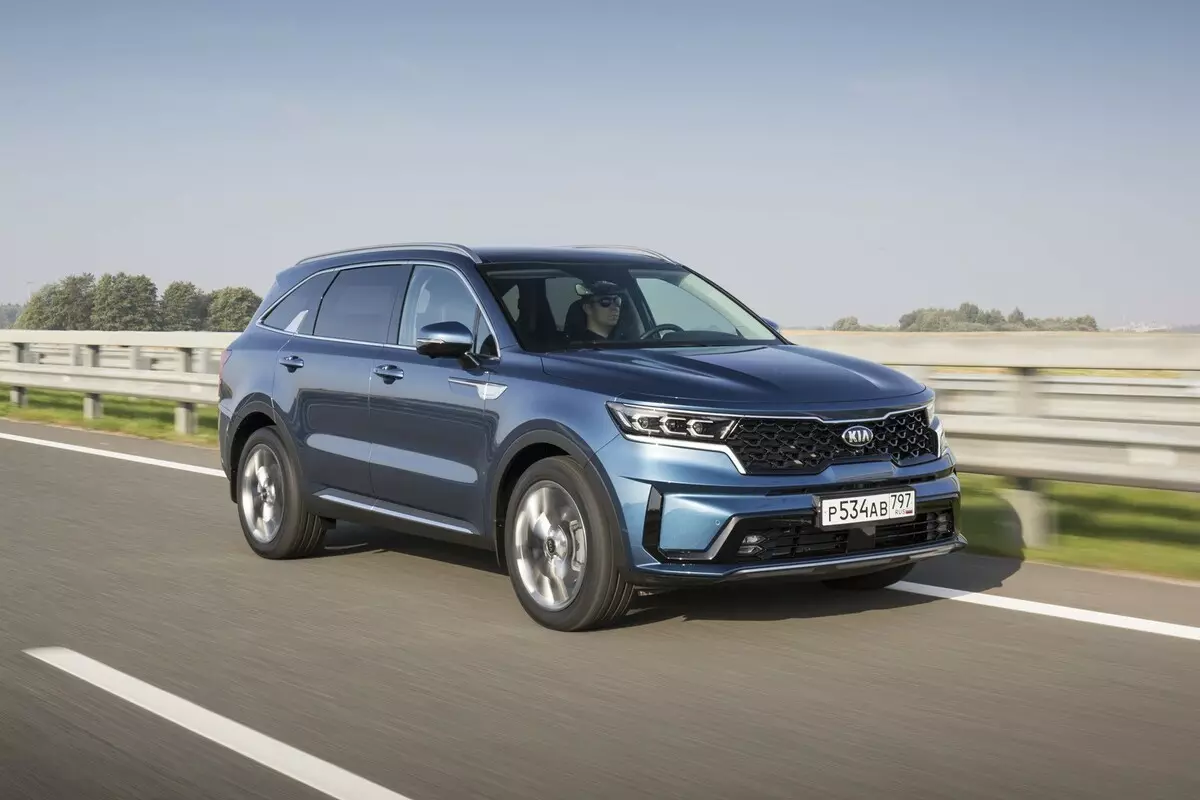 Kia Sorento Prime ayaa hada ka socota Kazakhstan, Soreno IV oo ka soo jeeda Kaliningrad. Caddaan - Sida Lad Vesta 21849_1